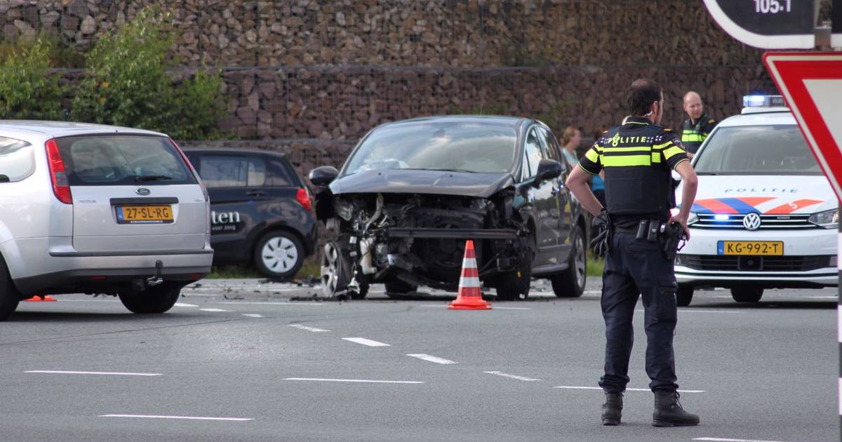 46-jarige vrouw uit Vriezenveen gewond bij botsing op N35 in Nijverdal | Hellendoorn | tubantia.nl