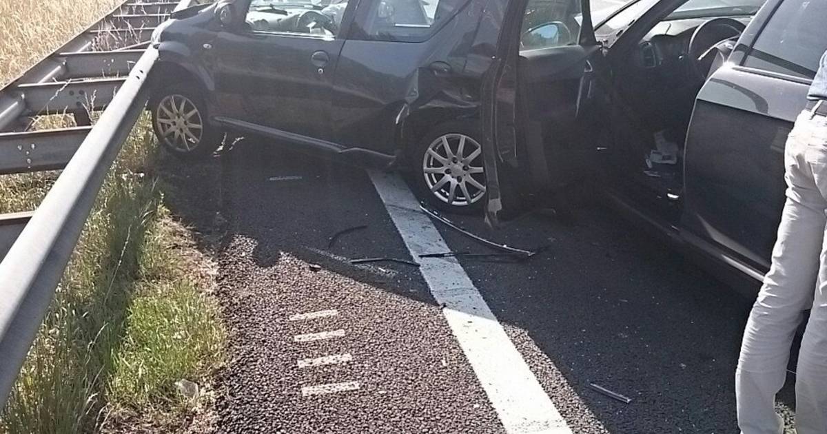 Ongeluk op A27 bij Lexmond: verkeer over vluchtstrook | Rivierenland | AD.nl