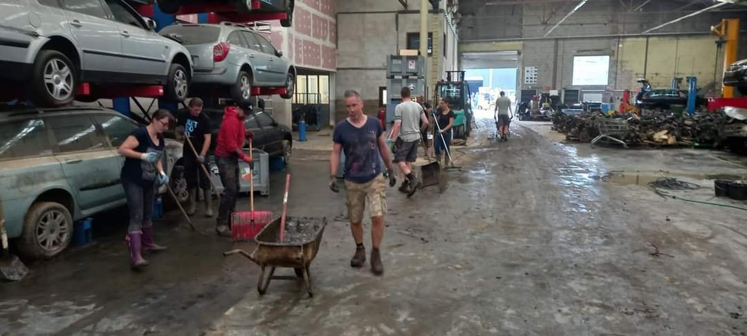 Brothers of Solidarity steekt zelf handen uit de mouwen in rampgebied ...