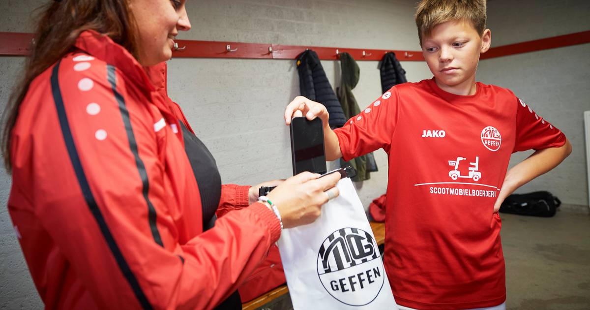 Voetbalclub verbiedt mobieltjes in kleedkamer: 'Meer verenigingen gaan ...