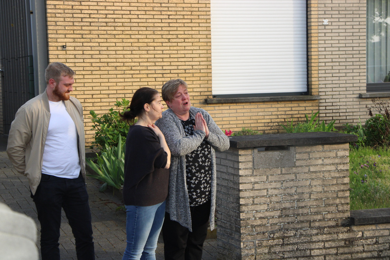 KIJK. Ouders en collega’s verrassen ‘Tante Kim’ van geschorste crèche na dood baby: “Dankzij hen ...