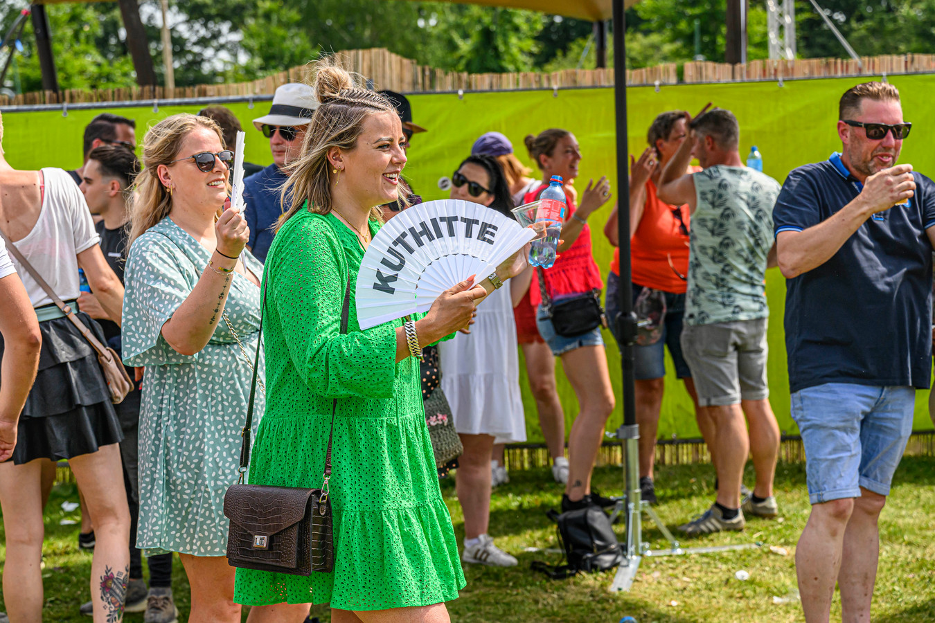 Met factor 50 en een waaier in de hand de warmte te lijf op uitverkocht ...
