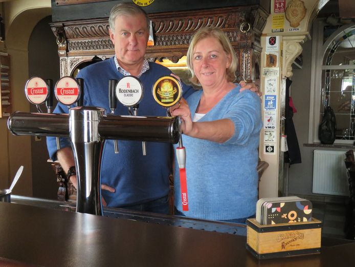 Filip staat al 35 jaar achter de toog van café Gezelle: “Vanaf volgend ...