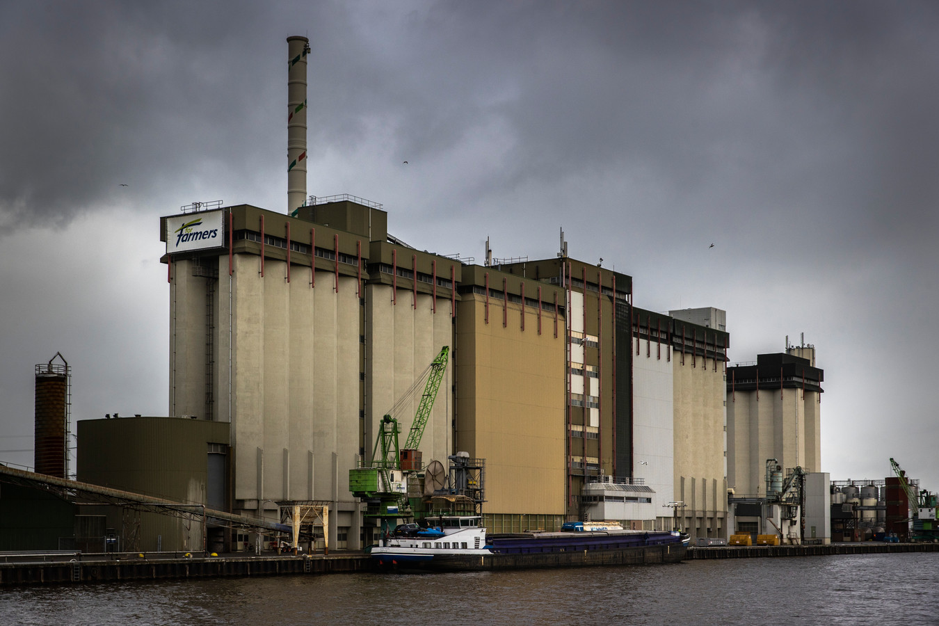 Provincie draagt bevoegd gezag over ForFarmers over aan Lochem ...