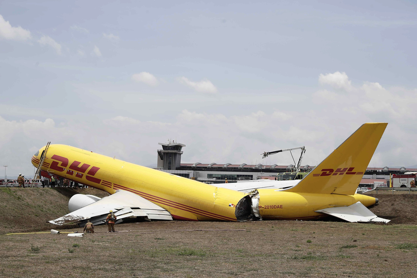 Un avion-cargo se casse en deux lors d’un atterrissage d’urgence au ...
