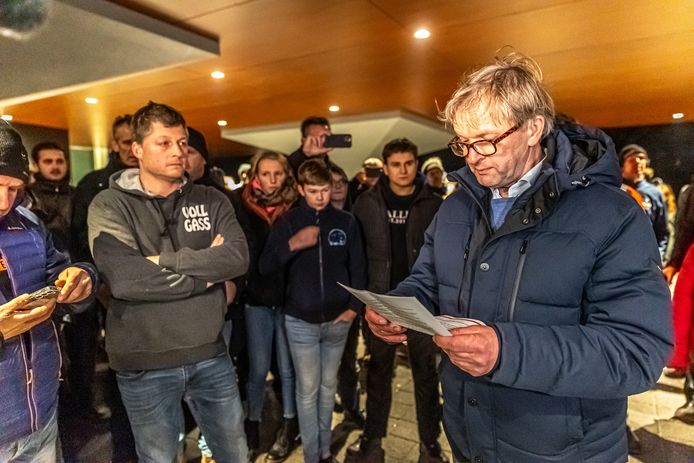 Ruim honderd boeren voeren actie bij provinciehuis Zwolle: ‘Een helse ... Ruim honderd boeren voeren actie bij provinciehuis Zwolle: ‘Een helse ...