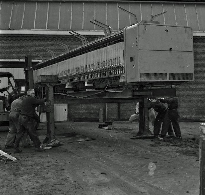 Wie bediende in 1964 de machine in de linnenfabriek van Van Moorsel in ...
