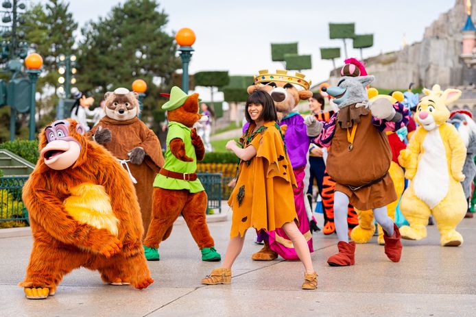 100 Disney-figuren poseren voor unieke groepsfoto ter ere van 100 jaar ...