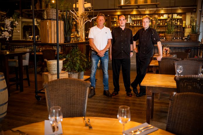 Op dit groene terras smul je van heerlijke krokante vis, maar de kok ...