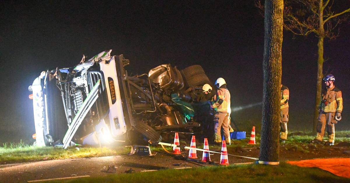 Vrachtwagen en auto botsen op elkaar bij Vroomshoop: brandweer bevrijdt bestuurder | Twenterand ...