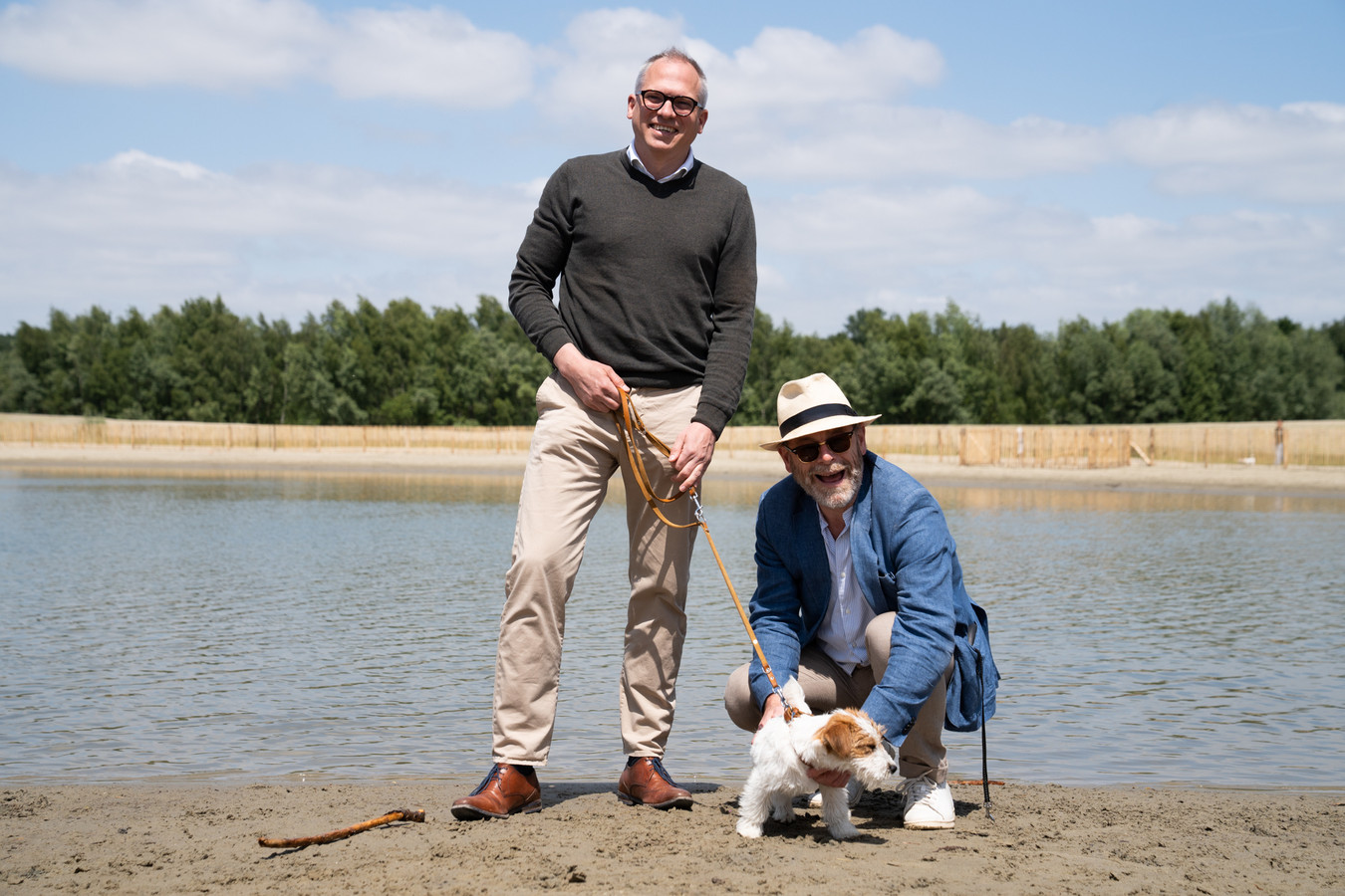 Honden kunnen voortaan lustig zwemmen op Linkeroever: twee ...