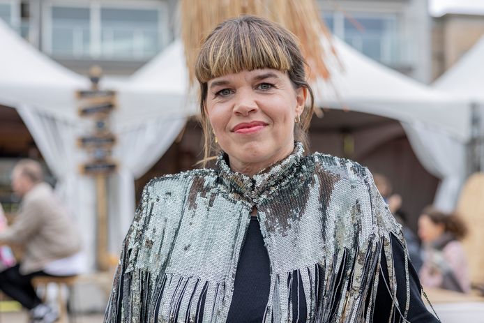 Lady Linn en Koninklijke Muziekkakpel van de Marine openen nieuwe ...