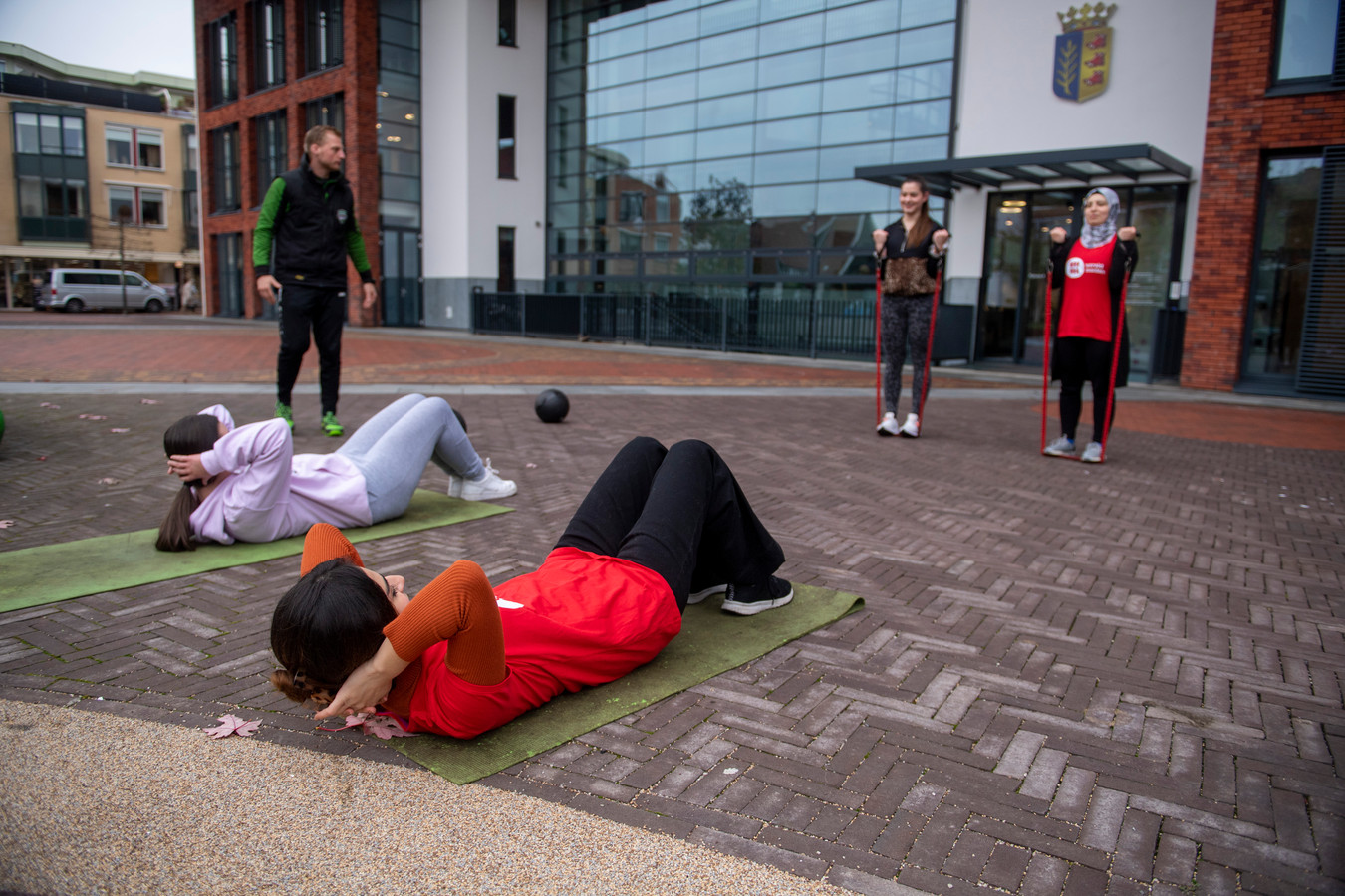 Wereldmeiden brengt vluchtelingen en Nederlanders samen: ‘Sporten is ...