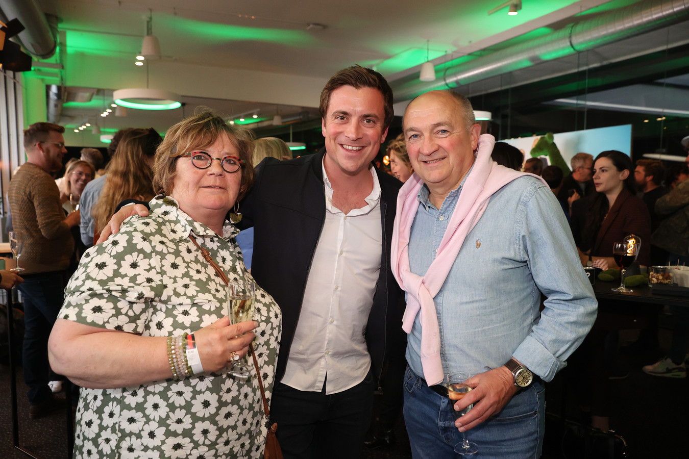 IN BEELD. Première van Streamz-reeks ‘Nonkels’ herenigt de cast van ...