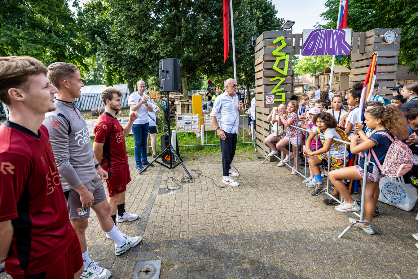 Handtekening van NEC-speler maakt bouwwerk in tijdelijk dorp Duuk ...