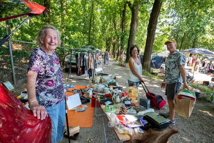 Kofferbak-icoon Annie (93) zwaait na 20 jaar af in Apeldoorn: ‘Kanten ...
