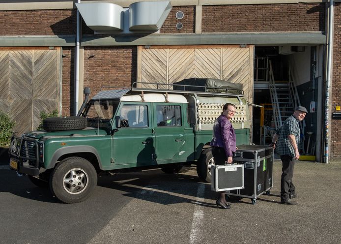 In de Landrover van Bernard en Ingeborg zit zélfs een toilet: ‘De auto ...