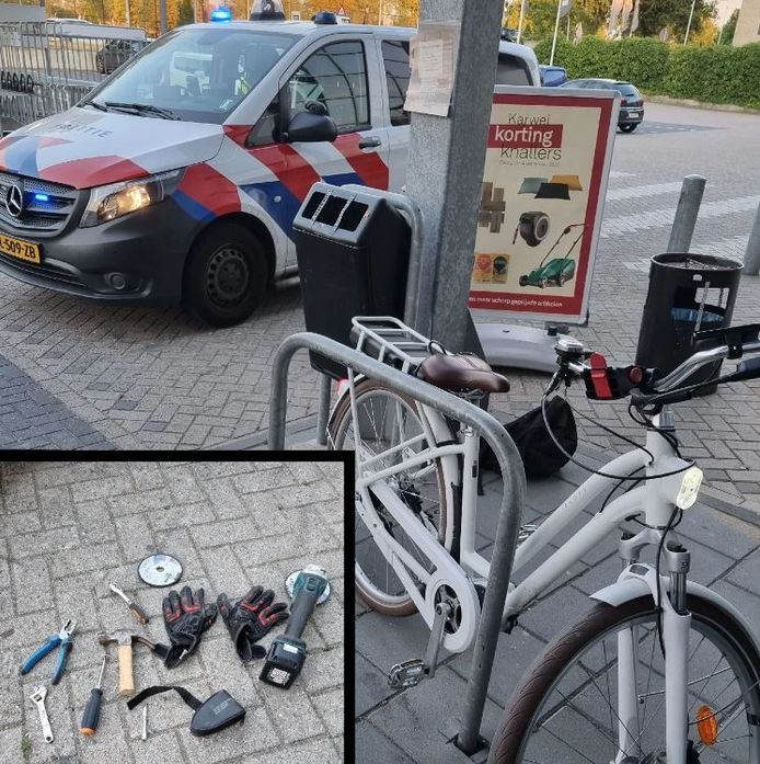 Agenten volgen met aangeefster in politiebus haar gestolen fiets (met ...