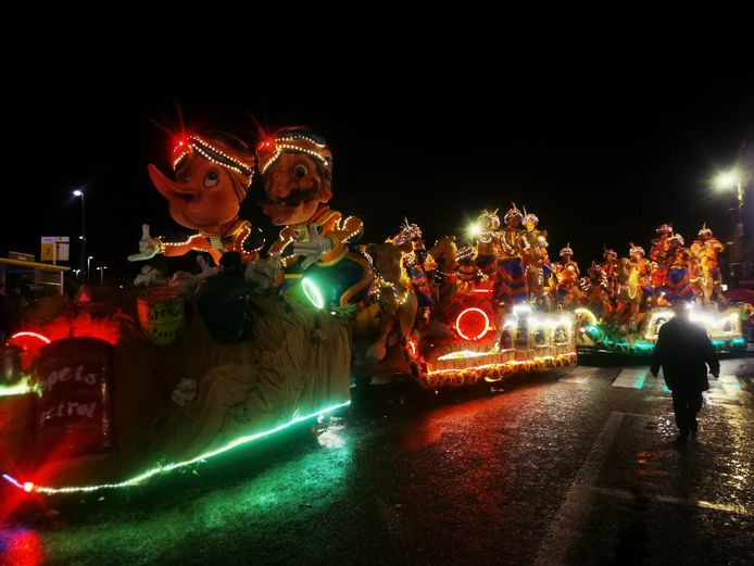 Carnavalsstoet eindigt in plensbui: groepen spaarden kosten noch moeite ...