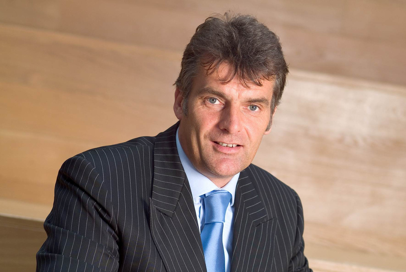 Vliegen? Hij rijdt liever naar zijn Europese fabrieken met de Porsche ...