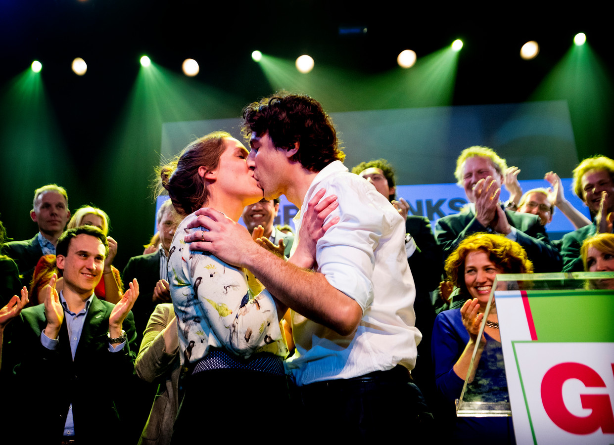 De Klavertjes delen een intense zoen op verkiezingsafterparty | Foto ...