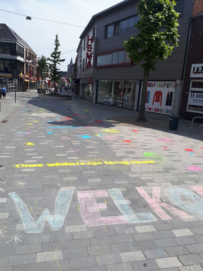Lommelse handelaars presenteren hun aanbod op straat met stoepkrijt ...