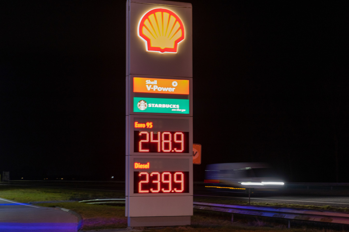 Dit is waarom de benzineprijzen aan de Nederlandse kant van de grens ...
