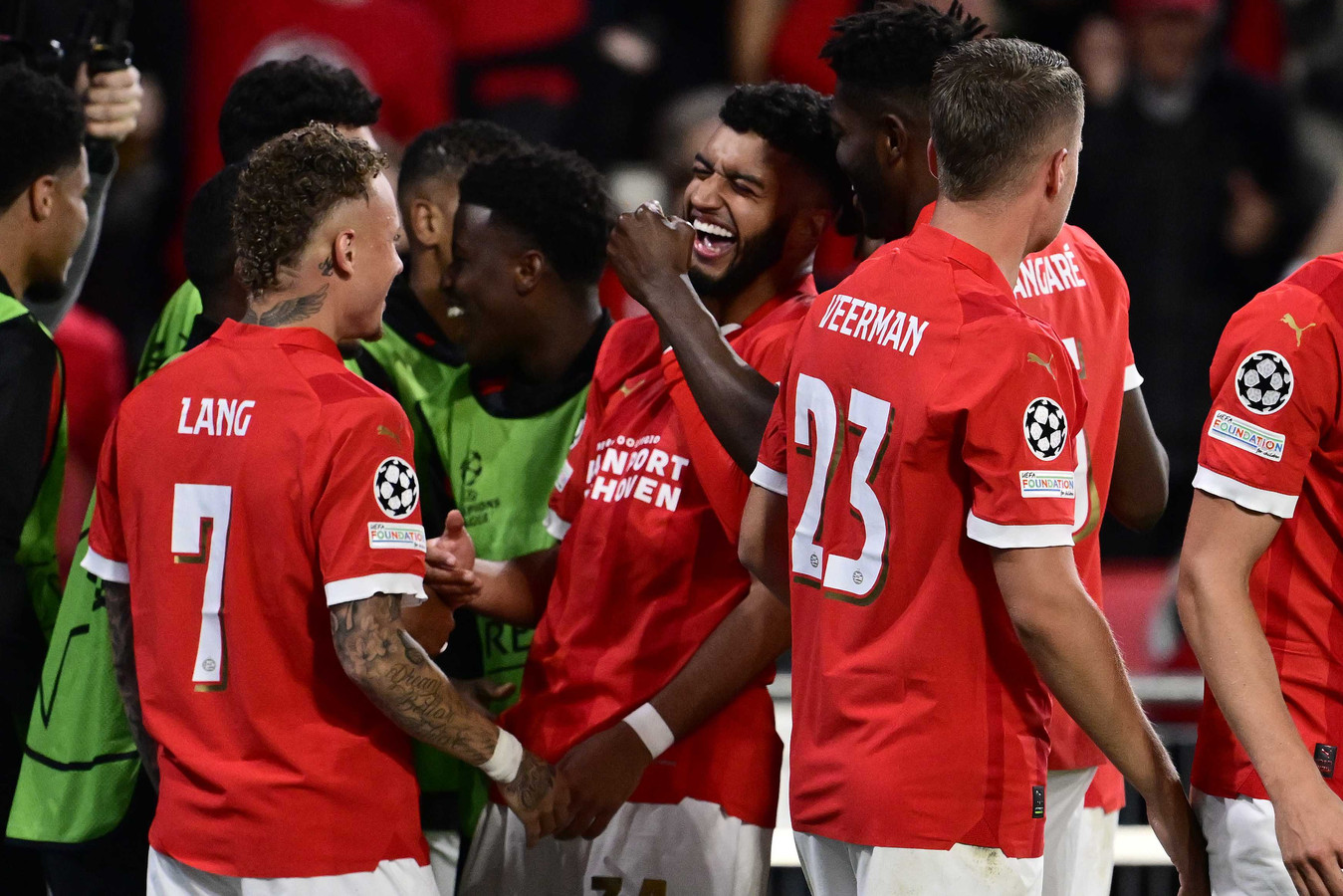 PSV plaatst zich in sfeervol Philips Stadion na royale zege op Rangers ...