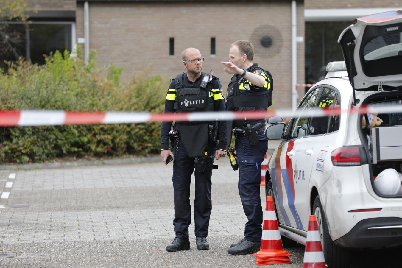 Politie zoekt twee mannen voor schietpartij op klaarlichte dag in ... Politie zoekt twee mannen voor schietpartij op klaarlichte dag in ...