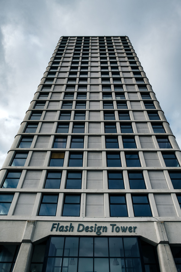 Bruno (67) woont al tien jaar in ‘onbewoonbare’ Flash Design Tower ...