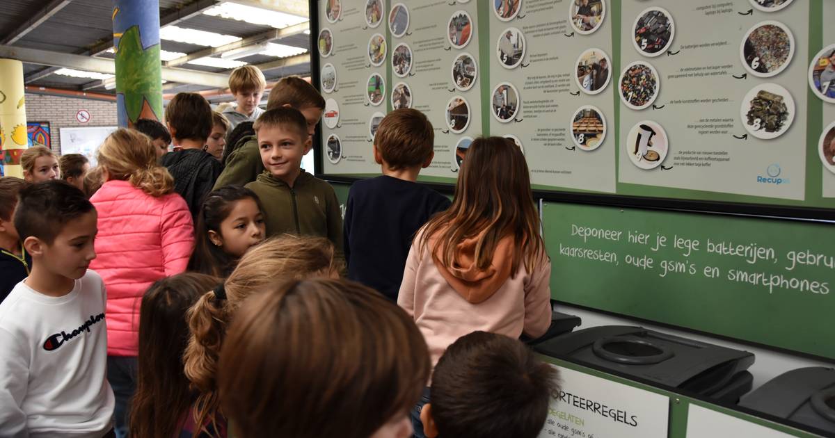 Schoolkinderen leren sorteren met educatief project '5 op een rij voor ...