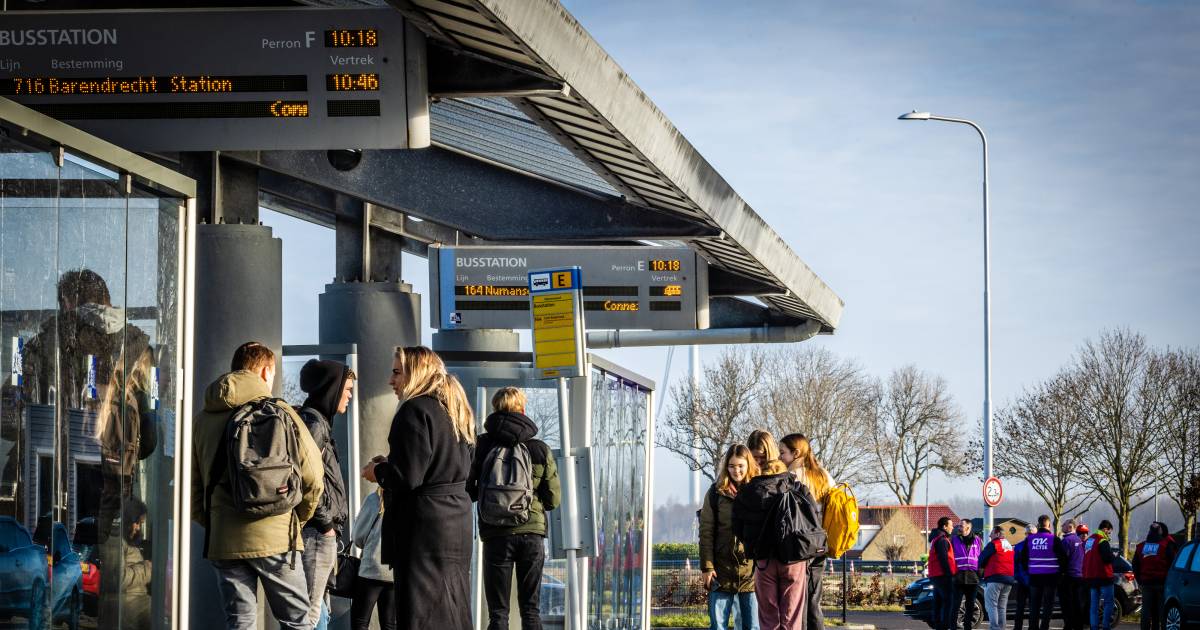 Handig voor reizigers: nieuwe digitale informatieborden op busstation ...