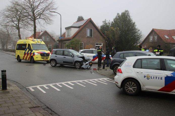 Flink wat brokstukken op de weg na botsing tussen twee auto’s op kruising in Apeldoorn | 112 ...