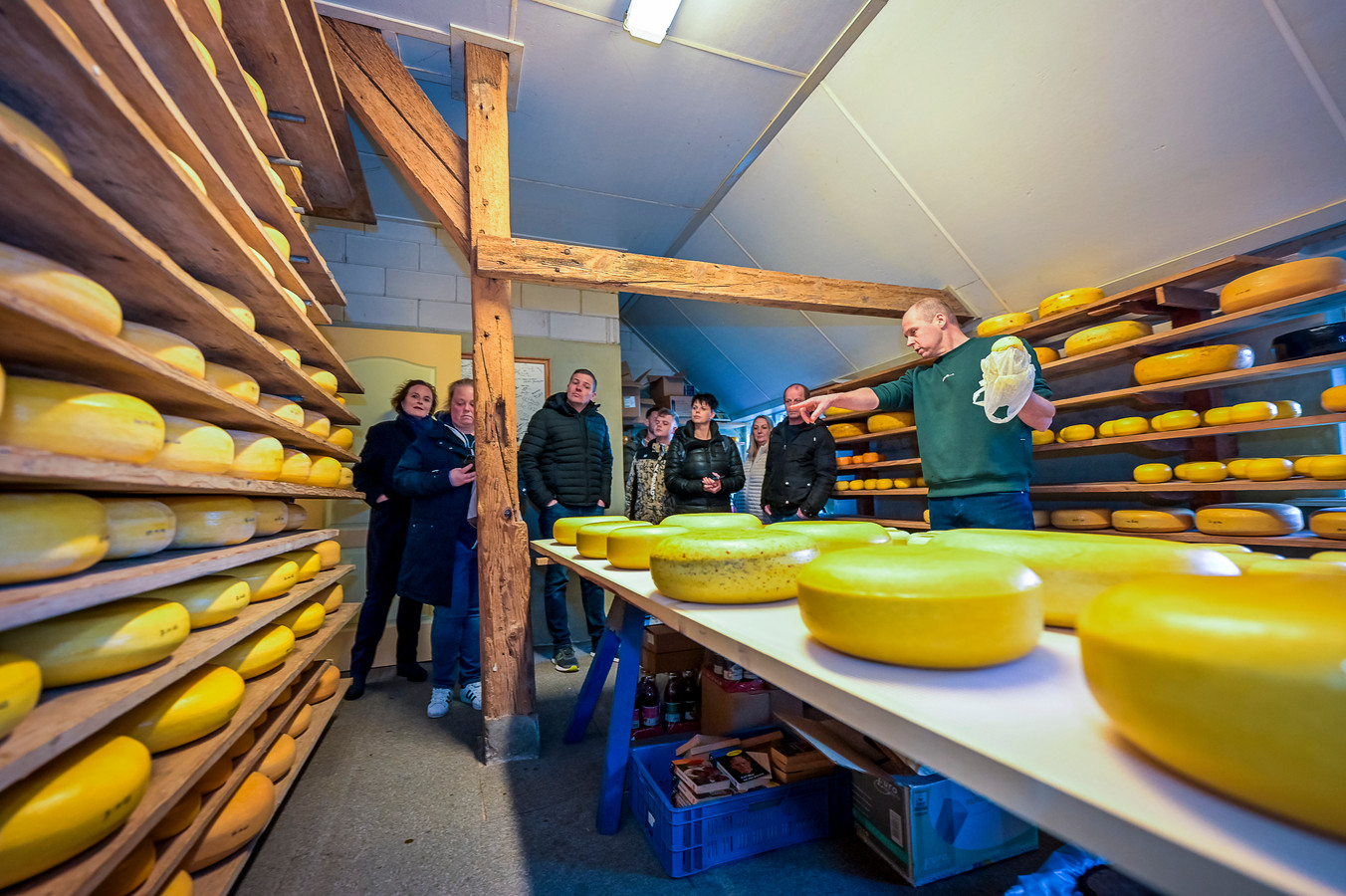 Hele busladingen toeristen bezoeken dit piepkleine plaatsje in de ...