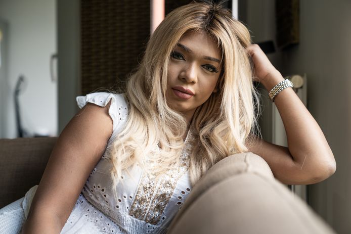 Escorte Noa Aliya (27) over hoe coke het ‘nieuwe normaal’ werd: “Het ...