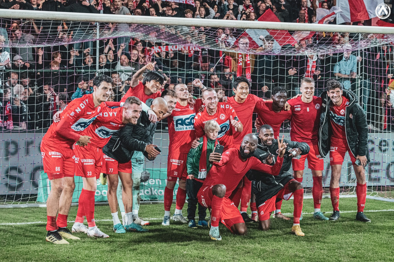 KVK-fan Jules (8) krijgt bal met zowat 100 km/uur tegen het hoofd in ...