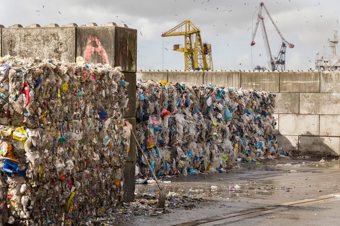 Opnieuw klachtenregen over ‘vuilnislucht’ van afvalverwerker AVR | Rotterdam | AD.nl