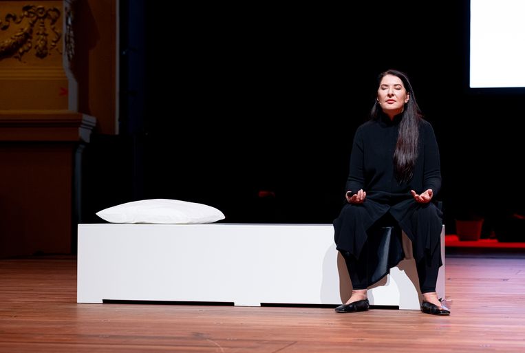 Marina Abramović in Carré is een uitputtingsslag voor performers en publiek