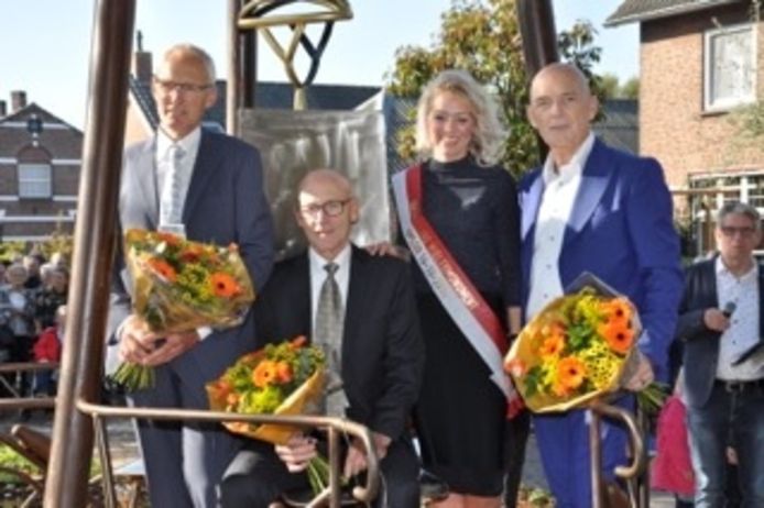 Gebroeders Van Katwijk onthullen wielermonument | Overig | gelderlander.nl