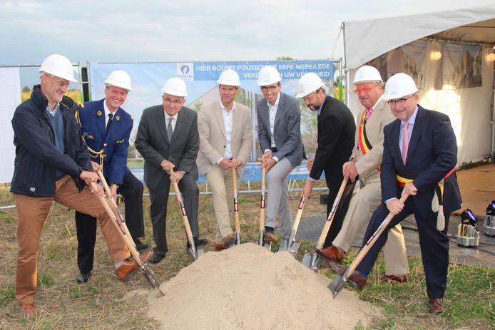 Erbarmelijke huisvesting politie bijna achter de rug: eerste spadesteek ...