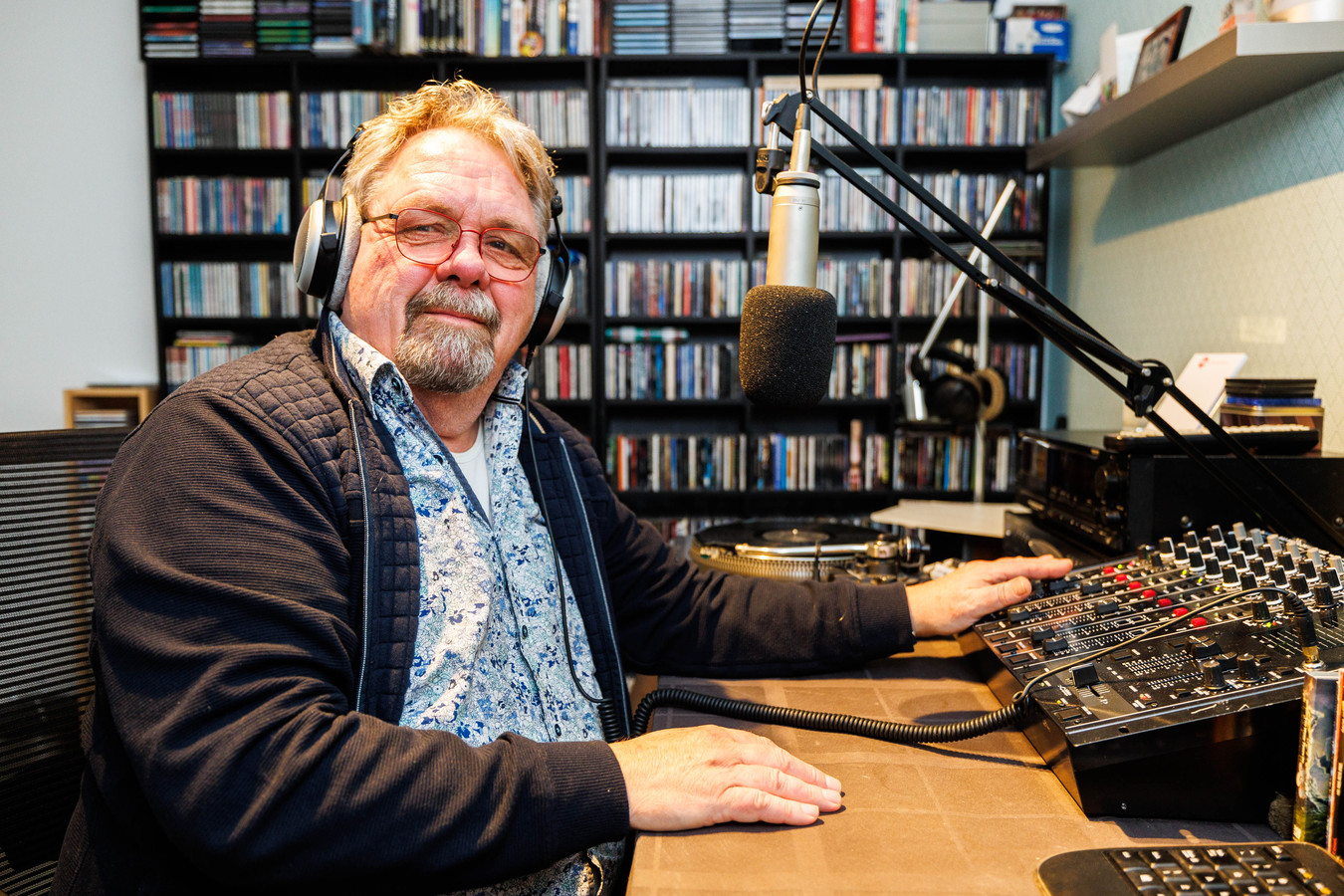 Al 25 jaar een bekende stem in regio: Ad van Loon is een echt radiodier ...