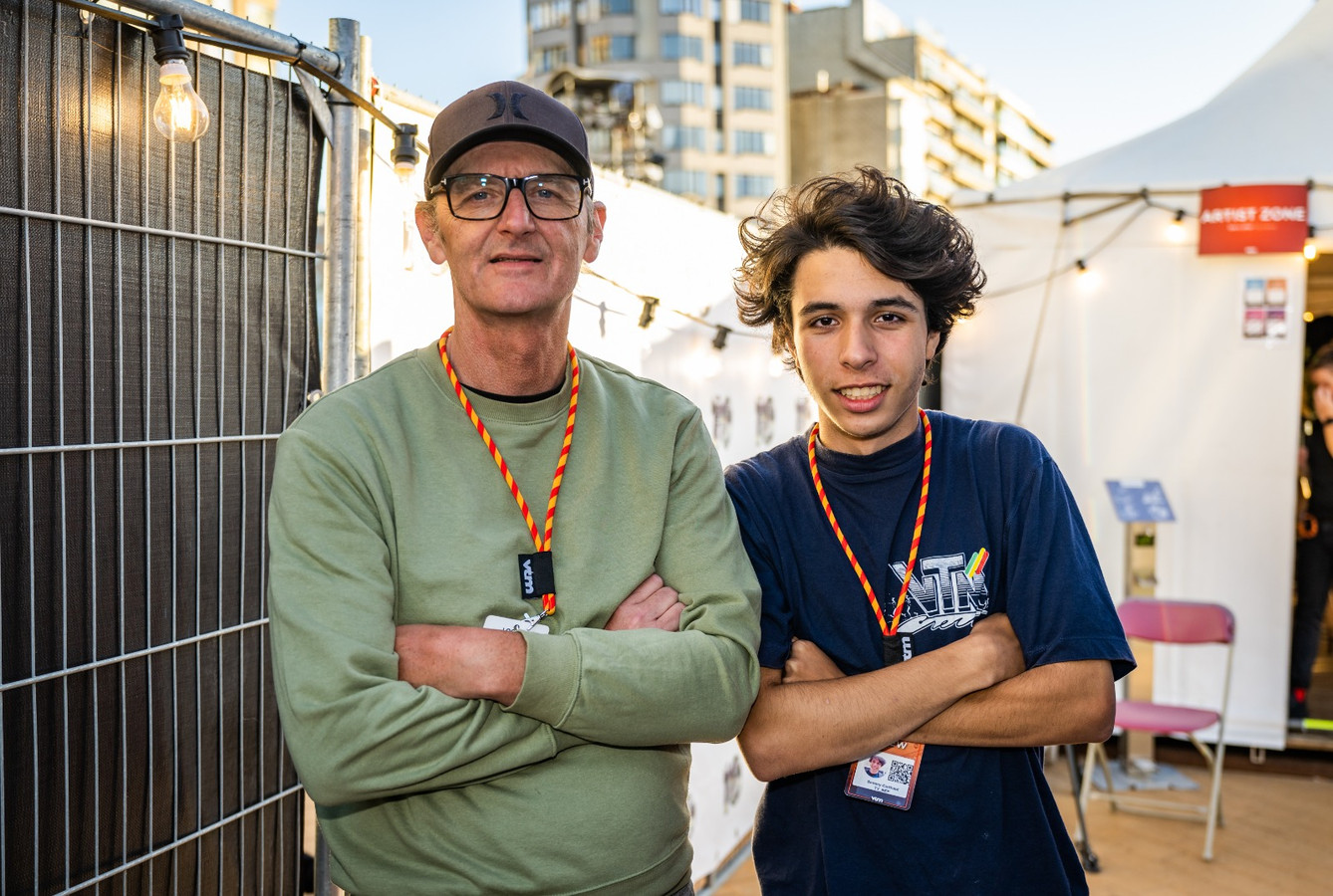 Bij Tien Om Te Zien stonden Patrick (58) en zoon Semmy (18) samen ...