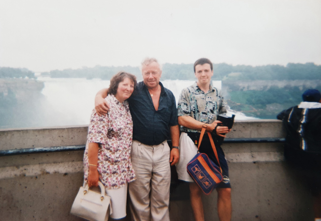 Twintig jaar nadat zoon als veiligheidsagent onder trein werd geduwd ...