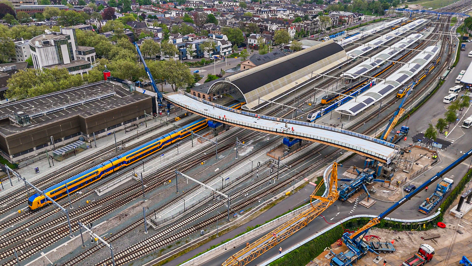 Streep door kunstwerk op loopbrug over Zwols station: ‘Financiers ...
