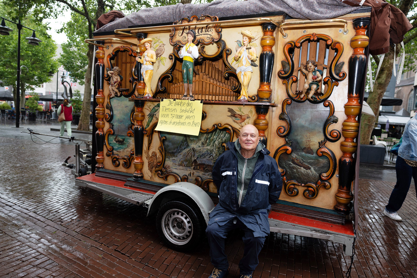 Orgelman Alfons Gehlen moet voor het huishouden zorgen en neemt ...