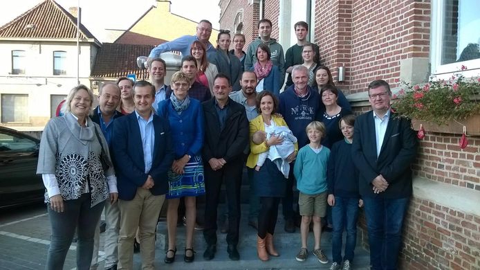 Nieuwe inwoners krijgen rondleiding per bus | Kruishoutem | hln.be