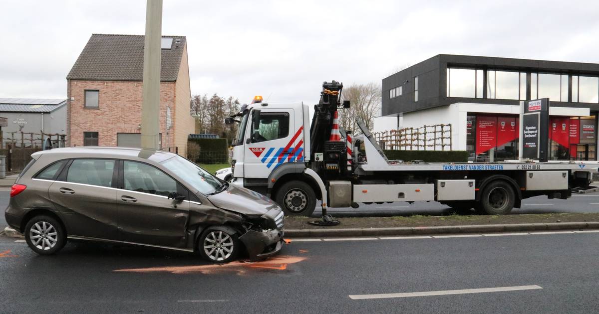 Voertuigen botsen aan kruispunt op Mechelsesteenweg en lopen zware schade op | Dendermonde | hln.be