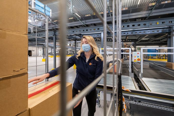 PostNL opent hoogtechnologisch sorteer- en distributiecentrum in De ...