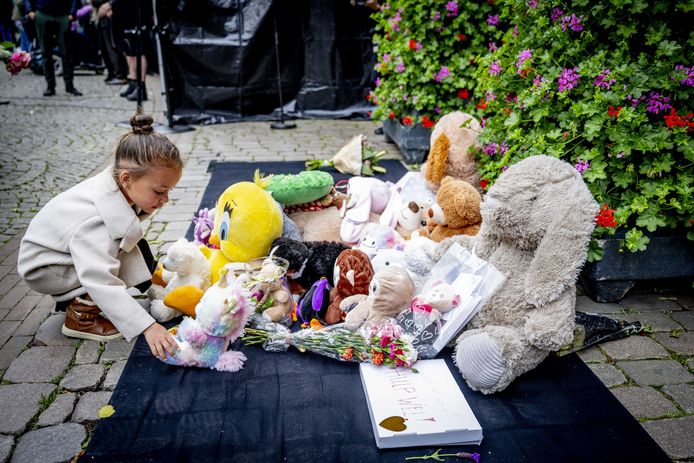 Zwaargewond pleegmeisje zou worden overgeplaatst, maar bleef op het laatste moment bij John en ...
