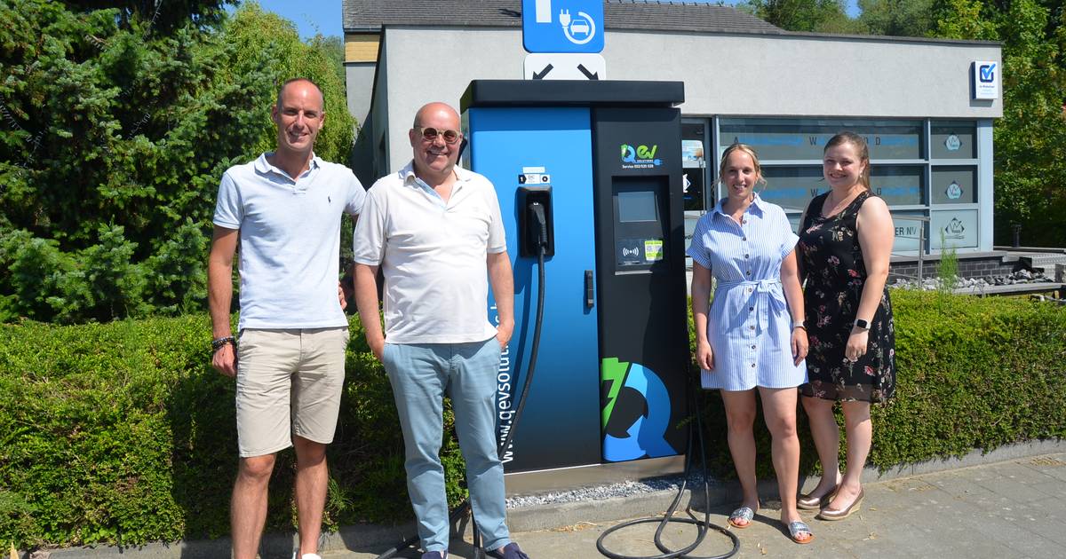 AWDD plaatst nieuwe publieke laadpaal langs Albertlaan | Ninove | hln.be